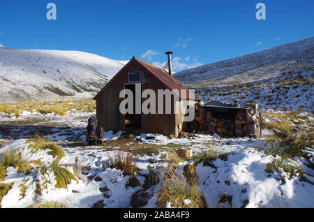 Camp Stream Hut Schnee. Te Araroa Trail. Zwei Daumen verfolgen. Te ...