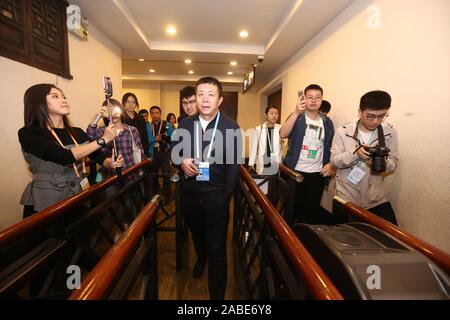 Der chinesische Geschäftsmann Charles Chao oder Guowei Chao, der CEO und Präsident von Sina Corp ...