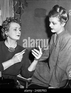 ANGELA LANSBURY, mit Mutter Moyna MacGill und Ehemann Peter Shaw c ...