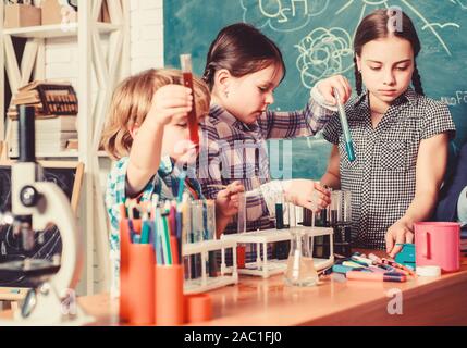 Interessante Schulklassen. Schulbildung. Chemieexperiment der Schule ...