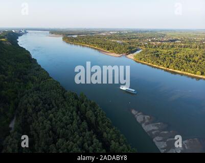 Luftaufnahme von großen sibirischen Ob Fluss und Schiff, Sommertag ...