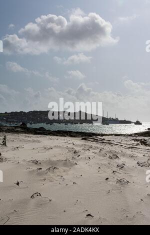Blick vom Porthloo Beach auf St Mary's mit Blick über Taylor's Island ...