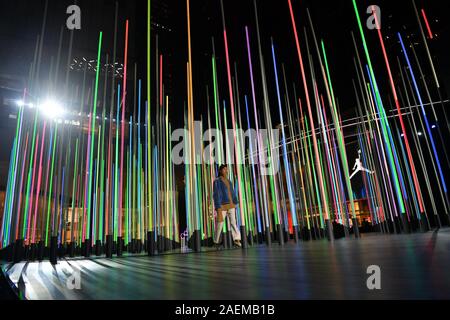 Ein Modell führt durch das Hexatron auf dem Internationalen Finanzplatz ...