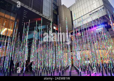 Menschen gehen durch das Hexatron auf dem Chengdu International Finance ...