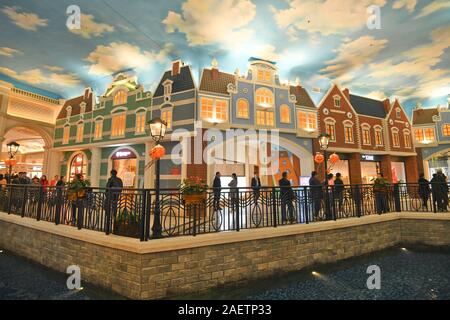 Touristen gehen entlang der Uferstraßen an der doppelten Venedig in ...