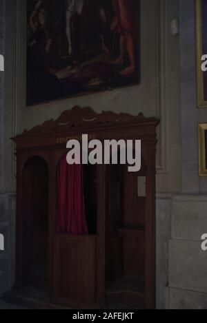 Beichtstuhl in der Katholischen Kirche Stockfotografie - Alamy