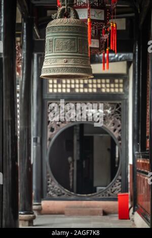 Große Messing Glocke hängen unter dem Dach in Wenshu Kloster, Chengdu ...