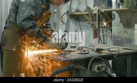 Schmiedewerkstatt auf dem Tisch. Schmiede manuelle Produktion ...