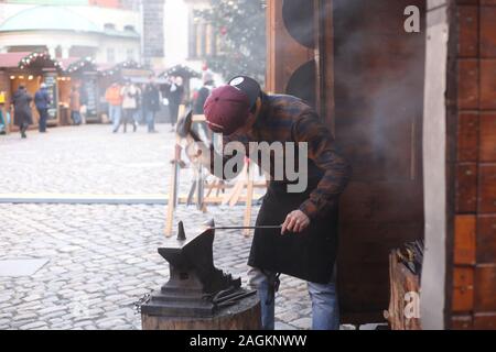 Jungen traditionellen Schmied Arbeiten mit offenen Flammen Feuer der ...