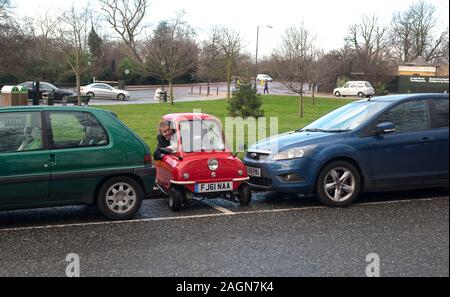 Ein Peel P50 das kleinste Auto der Welt ist die Straße um die Straßen ...