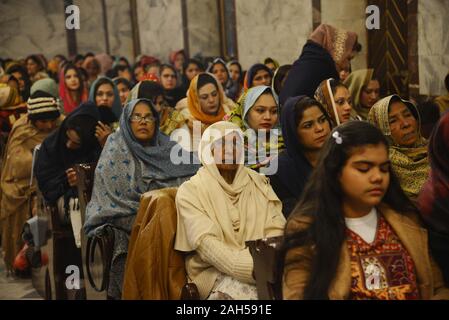 Lahore, Pakistan. 24 Dez, 2019. Die pakistanischen christlichen ...
