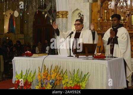 Lahore, Pakistan. 24 Dez, 2019. Die pakistanischen christlichen ...