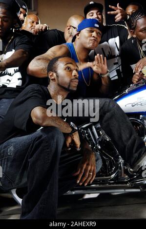 (L-R) Rapper 40 Glocc und Cashis auf einem Set von 40 Glocc 'Damn ...