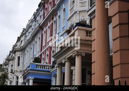 Typischen bunten Häusern von Notting Hill, in der Nähe der Portobello ...