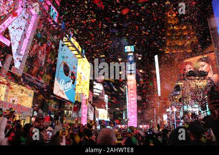 Während der Feier versammeln sich die Leute am Times Square. Die ...