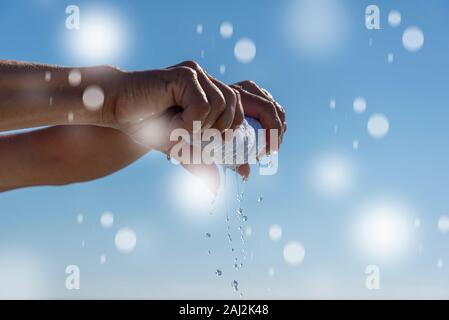 Hände quetschen nassen Tuch Stockfotografie - Alamy