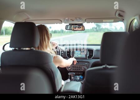 junges Mädchen hinter Lenkung Rad von alten VW-Bus T2 so genannte ...