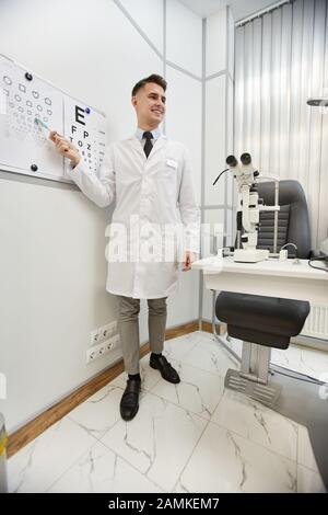 Augenarzt zeigt auf Sehtest-Chart in der Klinik, Nahaufnahme ...