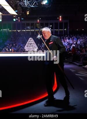 Barry Hawkins tritt vor seinem Spiel gegen Judd Trump während des ...