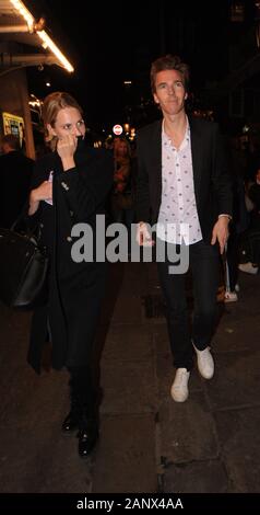Poppy Delevingne und Ehemann James Cook besucht die Speichern die ...