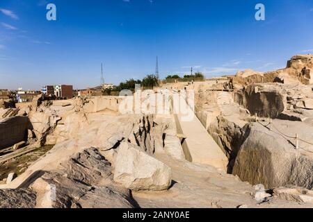 Steinbruch mit unvollendete Obelisk, Assuan, Ägypten, Afrika Stockfoto ...