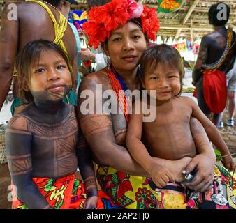 Indigene Kinder posiert in einem Baum im kleinen Dorf am Rio El Tigre ...
