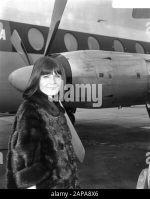 Ankunft von Sandie Shaw (Singer) am Flughafen Schiphol, 21. Mai 1965 ...