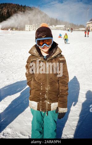 Zehnjähriger Junge mit Rodelbahn am Gipfel des Skigebietes Semmering ...