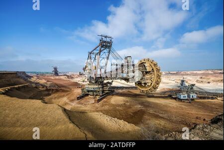 Größter Bagger der Welt, der arbeitet, Bagger 228, Ukraine. Große Mine ...