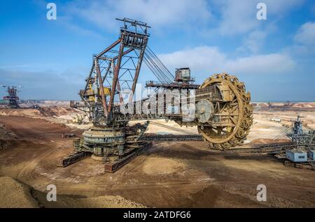 Größter Bagger der Welt, der arbeitet, Bagger 228, Ukraine. Große Mine ...