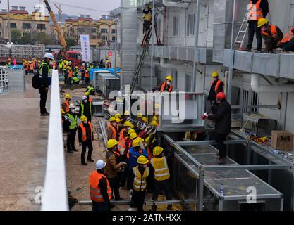 Chinesische Arbeiter bauen am 3rd. Februar 2020 das Huo Shen Shan ...