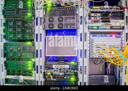 Terminal-Monitor im Serverraum mit Server-Racks im Rechenzentrum ...