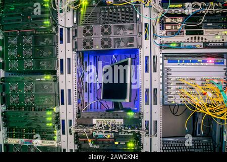 Terminal-Monitor im Serverraum mit Server-Racks im Rechenzentrum ...