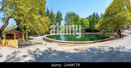 Große runde Zisterne im italienischen Dorf Eleousa (Rhodos ...