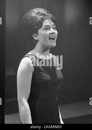 Die Avro Music Hall mit Rika Zarai und Douglas Ducke am 6. März. RIKA ...