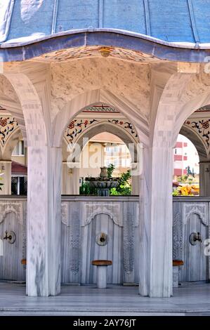 Der Gebetsraum Der Moschee In Manavgat Mit Mehreren Kuppeln Und Der ...