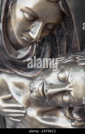 Die Jungfrau Maria mit dem Leib ihres Sohnes Jesus Christus auf den Knien. Alte Illustration von ...