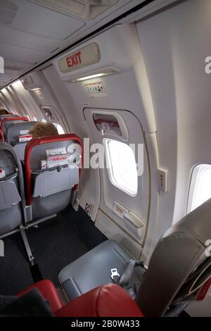 Notausgang und Sitzreihe mit zusätzlichem Beinraum im Flugzeug boeing ...