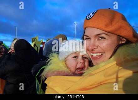 Die Protestantin Emma (32) aus London und ihre Tochter Isla, zwei ...