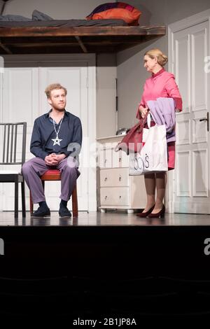 Johannes Hallervorden (als Don Baker), Julia Biedermann (als Mrs. Baker ...