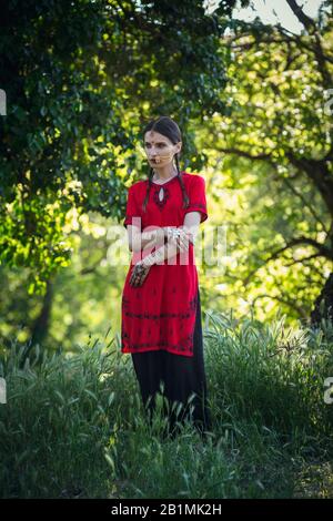 Indische Mädchen mit Mehndi auf Händen. Mehndi ist die Anwendung von Henna als eine temporäre ...