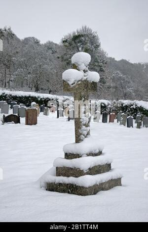 Grabsteine auf dem Friedhof der 13c Village Church of St Mary in Stoke ...