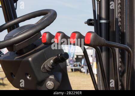 Die bedieneinheiten oder Hebel und Lenkrad in Gabelstapler oder andere ...