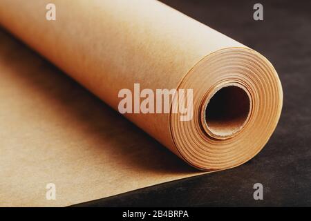 Pergamentpapier als Hintergrund, das von einer Rolle aus eingesetzt ...