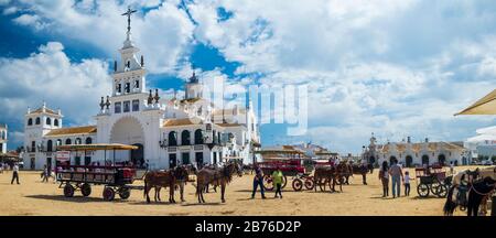 El Rocío Wallfahrt Wallfahrt, Pilger beten vor der Blanca Paloma Virgin ...