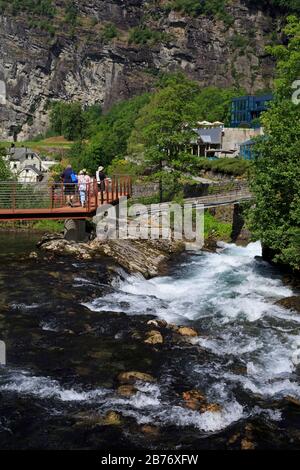 Brücke über Fluss Geirangelva, Geiranger Dorf, Mehr og Romsdal County ...