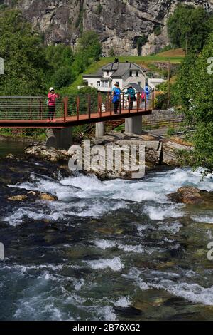 Brücke über Fluss Geirangelva, Geiranger Dorf, Mehr og Romsdal County ...