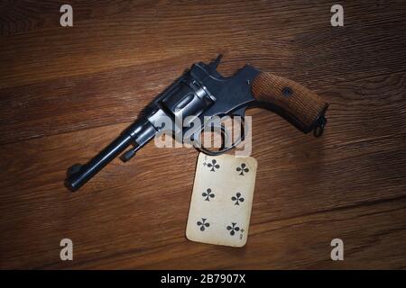 Russisches Roulette - sechs von Diamanten plaing Karte, Glas Wodka und ...