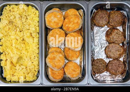 Frühstücksbuffet mit Rührei, Würstchen und Speck Stockfotografie - Alamy