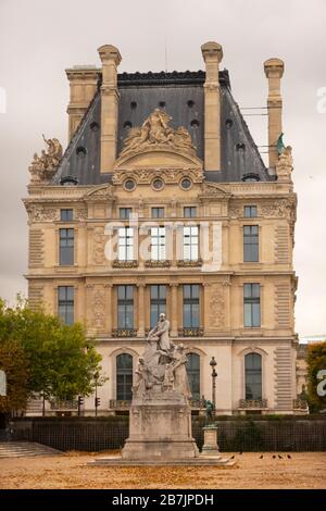 Der Pavillon de Flore am Louvre in Paris ist hinter der Skulptur Nymphe ...